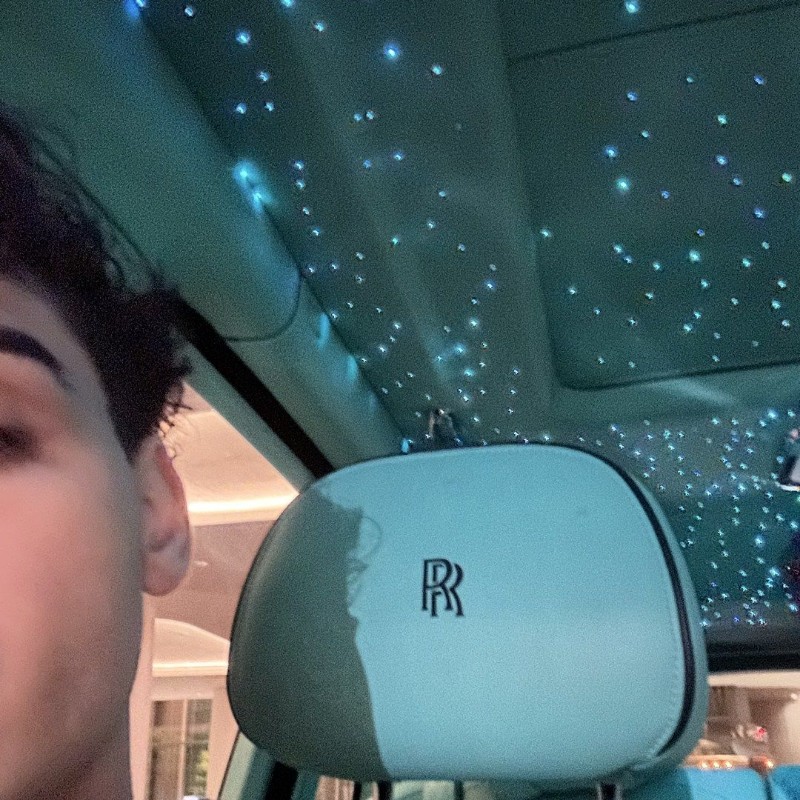 LV🖤 (@ajwanlv) | Snapchat Stories, Spotlight & Lenses