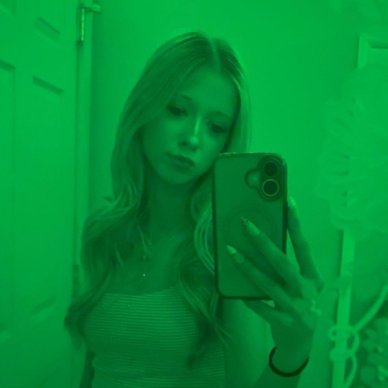Allie (@alliehugh) | Snapchat Stories, Spotlight & Lenses