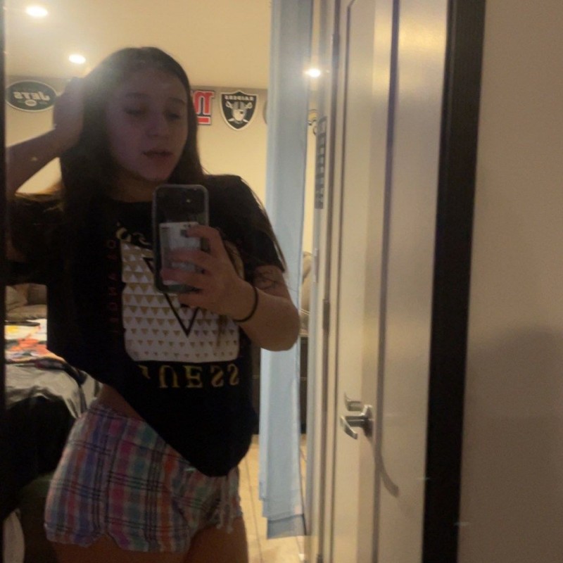 Alyssa (@alyssatr86) | Snapchat Stories, Spotlight & Lenses