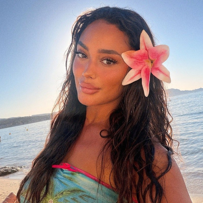 AMBRE BERTON🥥🌴 (@ambre-berton) | Snapchat Stories, Spotlight & Lenses