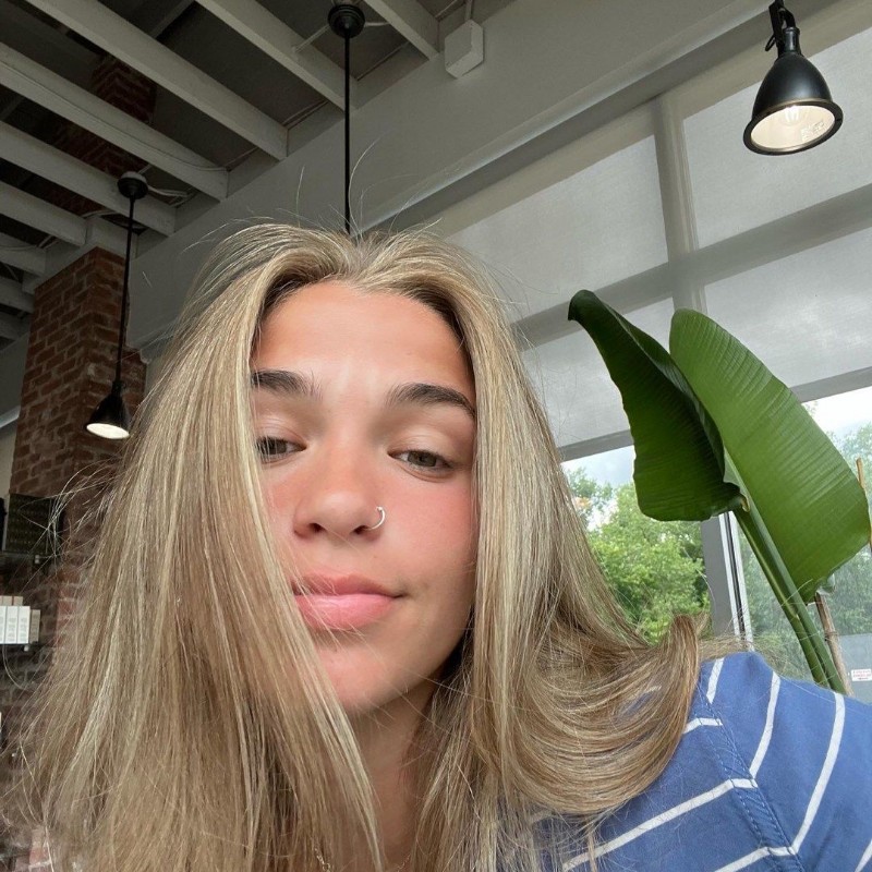 andrea (@andreaposner) | Snapchat Stories, Spotlight & Lenses