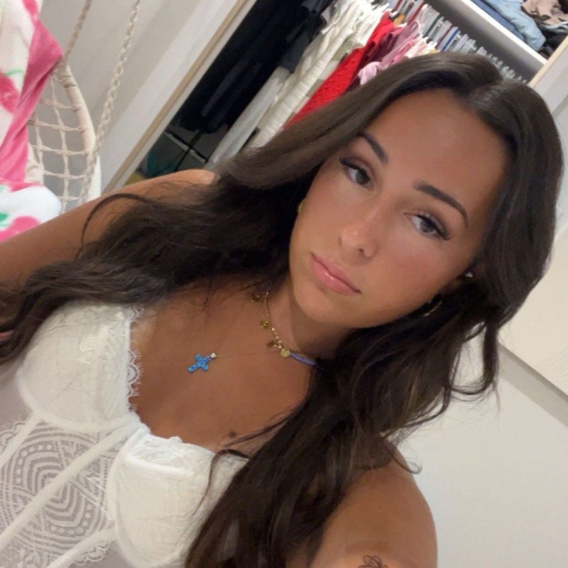 Anna (@annabouchard2) | Snapchat Stories, Spotlight & Lenses