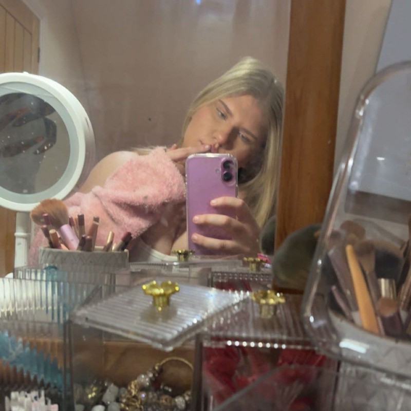 Annie Prentice 🍒🪩 (@annieprenticee) | Snapchat Stories, Spotlight & Lenses