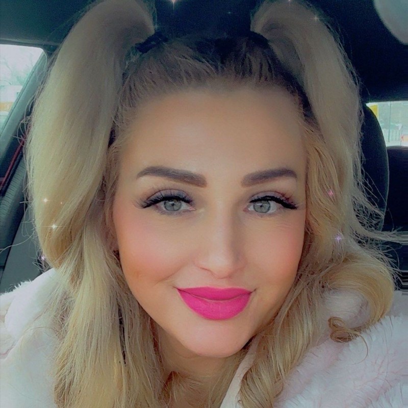 Ashleigh (@ashleighcardona) | Snapchat Stories, Spotlight & Lenses