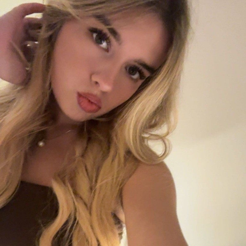 Ashley (@ashleydeeberry) | Snapchat Stories, Spotlight & Lenses