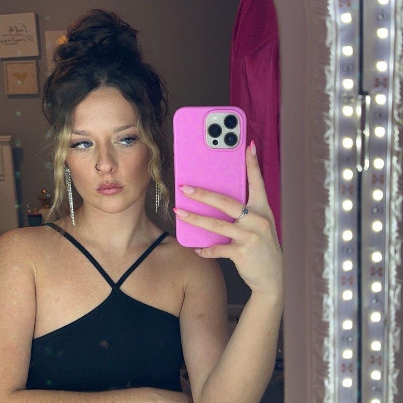 Ashley Wolfe (@ashleyw_xx) | Snapchat Stories, Spotlight & Lenses