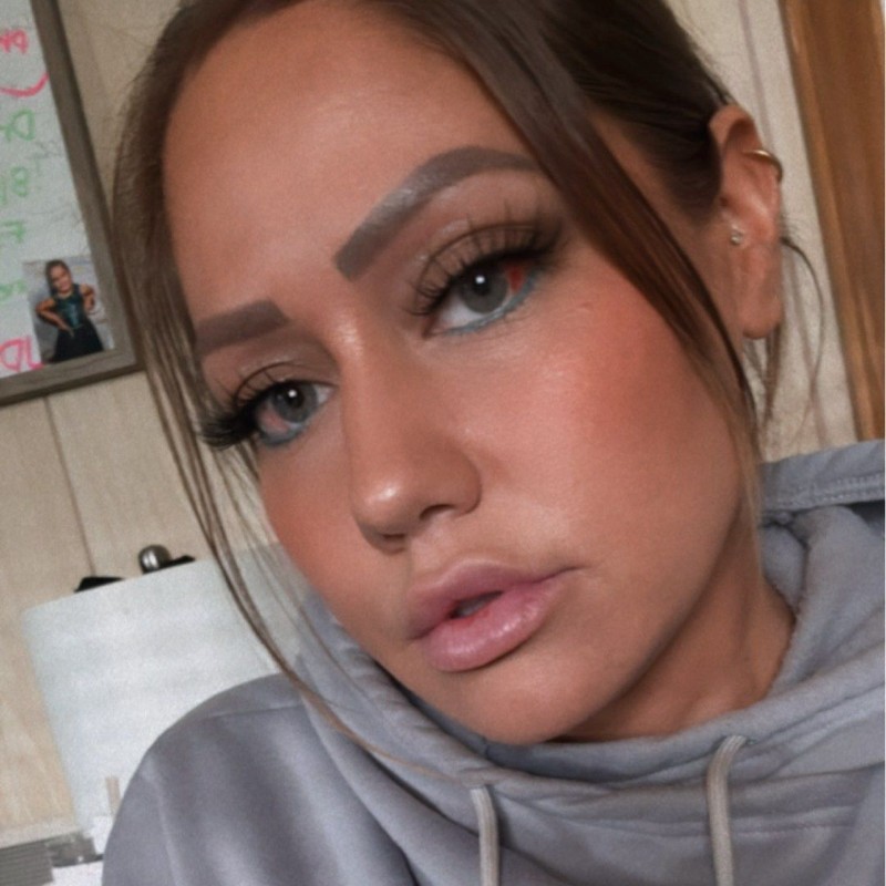 Avery (@averytamblyn) | Snapchat Stories, Spotlight & Lenses