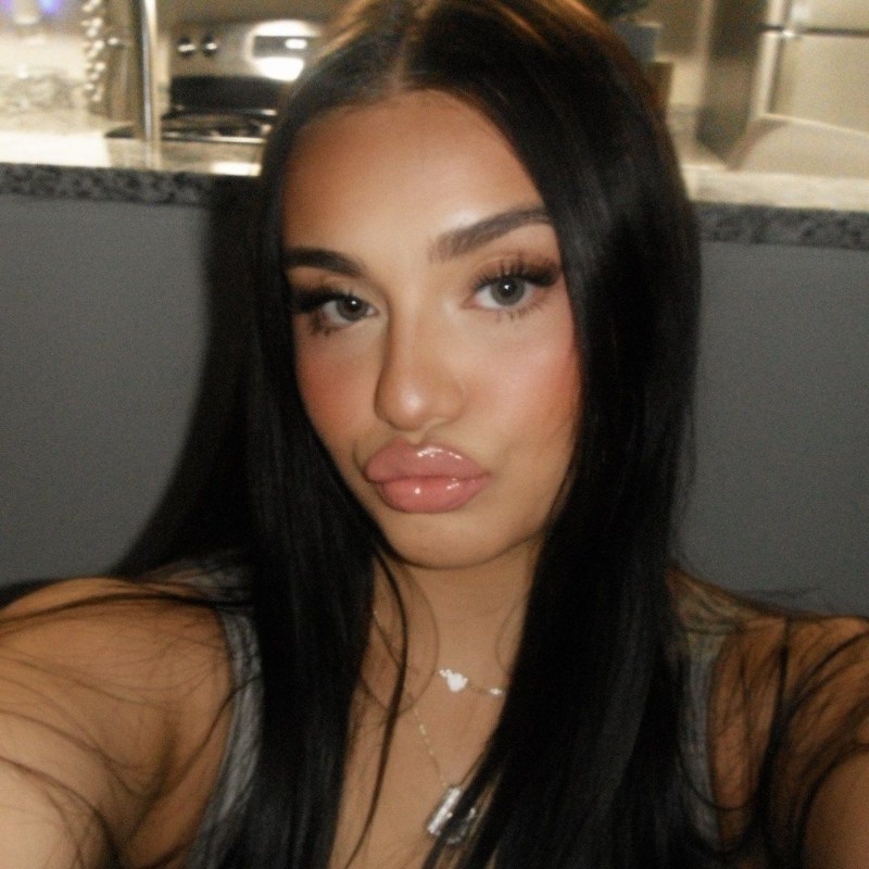 bella columbe (@bellacolumbe) | Snapchat Stories, Spotlight & Lenses