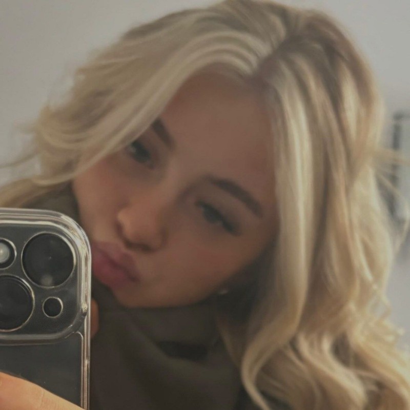 𝓫𝓮𝓵𝓵𝓪 𝓫𝓪𝓷𝓴𝓼 𝔁 (@bellalouise.x) | Snapchat Stories, Spotlight & Lenses