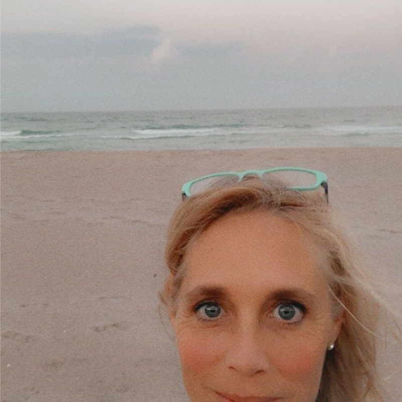 Beth Hawkes (@blueskiessmile) | Snapchat Stories, Spotlight and Lenses