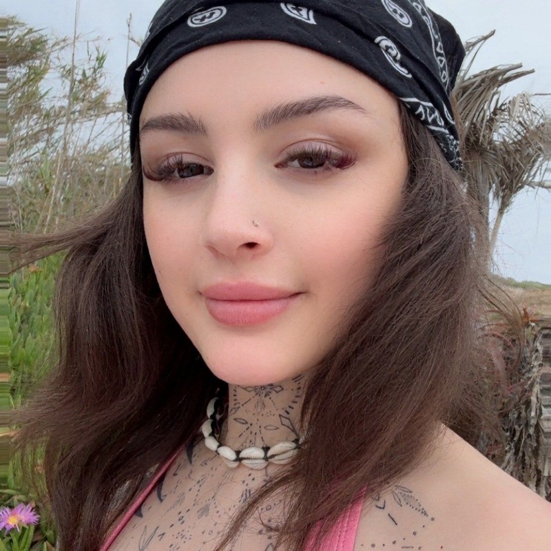 Chelsea Simpson (@callmebigchels) | Snapchat Stories, Spotlight & Lenses