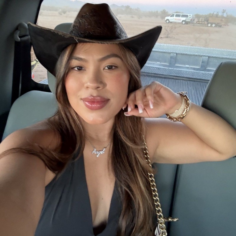 Chelly (@chelly_espin) | Snapchat Stories, Spotlight & Lenses