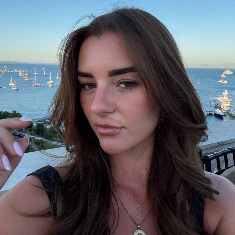 Chloé Hebert (@chloehebert1) | Snapchat Stories, Spotlight & Lenses
