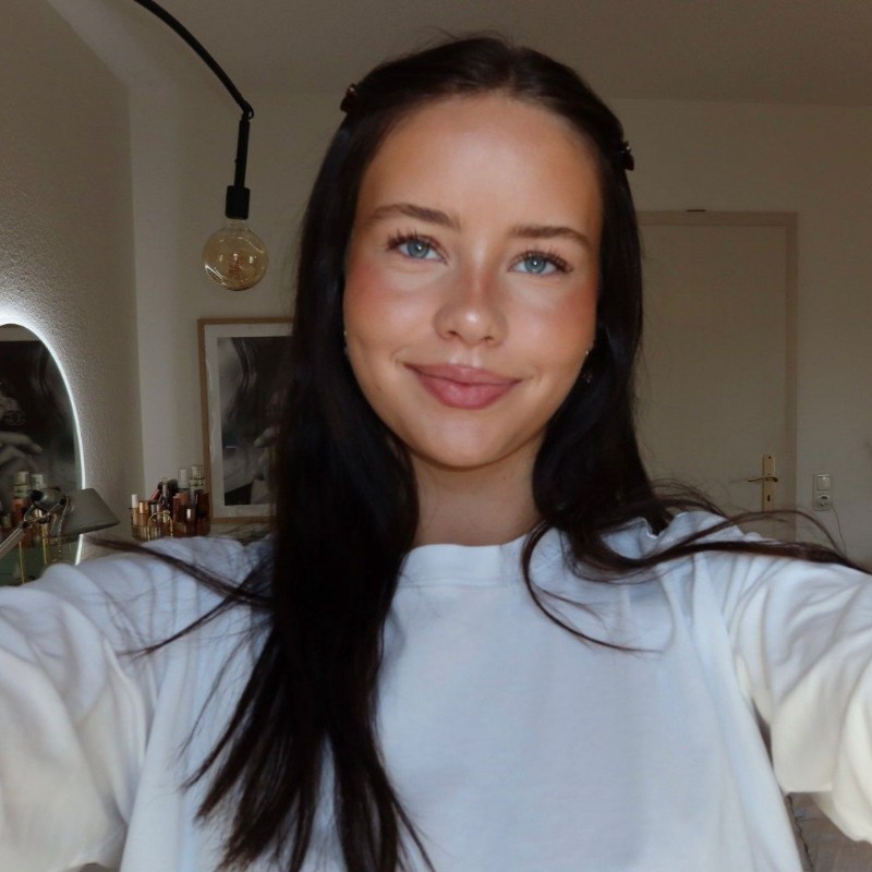 Claire (@clairemaele) | Snapchat Stories, Spotlight & Lenses
