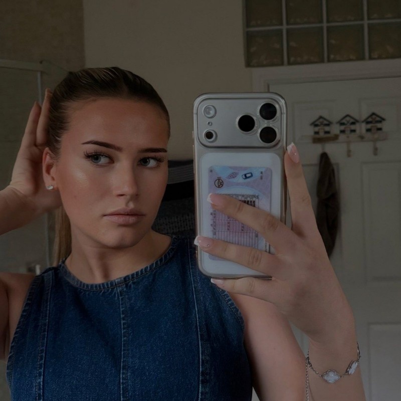 charlotte x (@cscales.x) | Snapchat Stories, Spotlight & Lenses