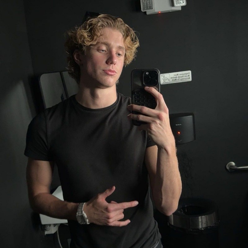 Dakota Izard (@dakota.izard) | Snapchat Stories, Spotlight & Lenses