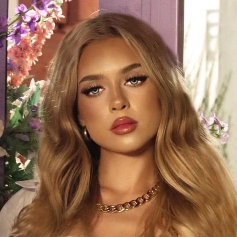 Emily (@emilyzenes) | Snapchat Stories, Spotlight & Lenses