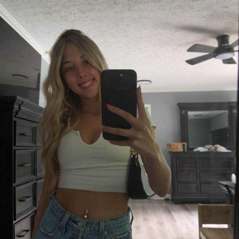 emma kay;) (@emmakmarlow) | Snapchat Stories, Spotlight & Lenses