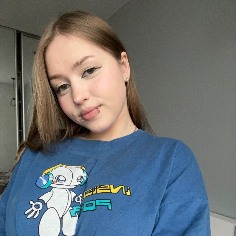 Bee (@flirty.bee) | Snapchat Stories, Spotlight & Lenses