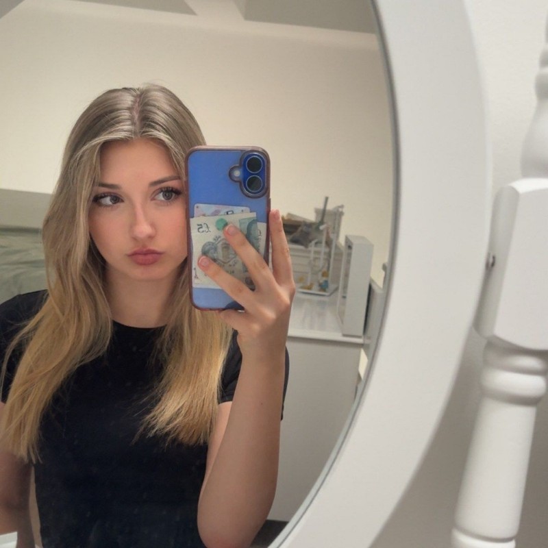 holly 🧸 (@holly-rhobbs) | Snapchat Stories, Spotlight & Lenses