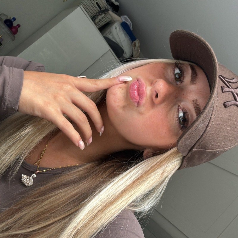 holly x (@hollyhopperx) | Snapchat Stories, Spotlight & Lenses