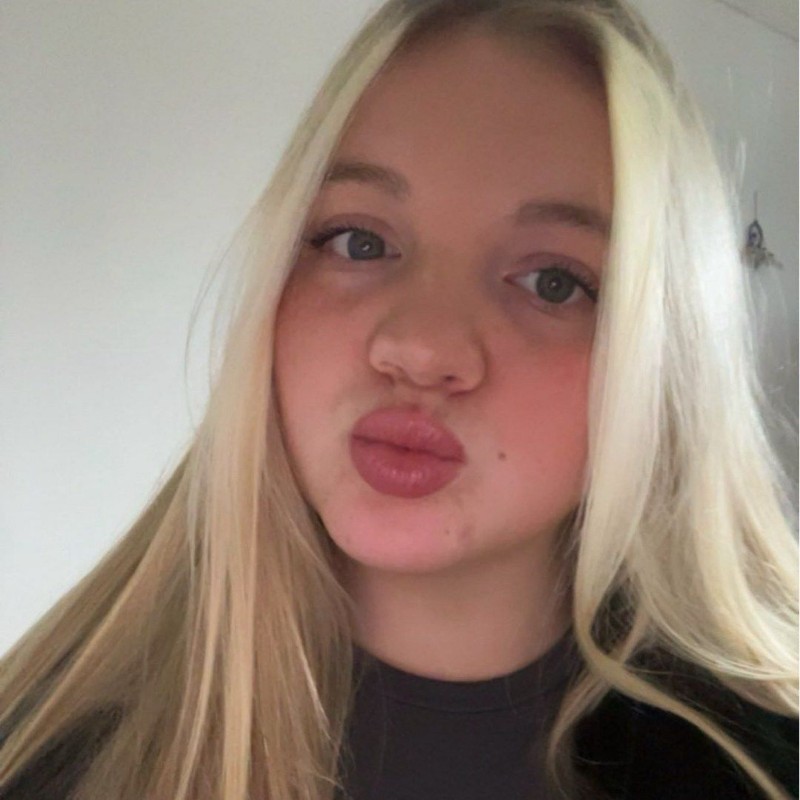 holly lowe (@hollylowe_x) | Snapchat Stories, Spotlight & Lenses