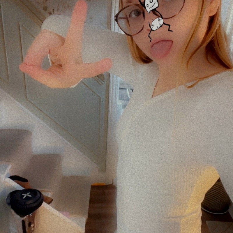 Holly Pugh (@hpugh255255) | Snapchat Stories, Spotlight & Lenses