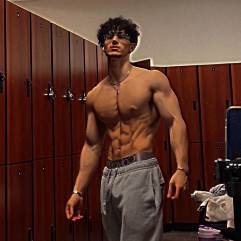 Hussein (@hussein.fhtt) | Snapchat Stories, Spotlight & Lenses