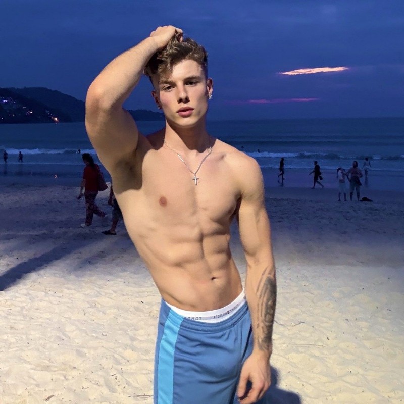 Benjamin hilton 🌴 (@itsbenhilton) | Snapchat Stories, Spotlight & Lenses