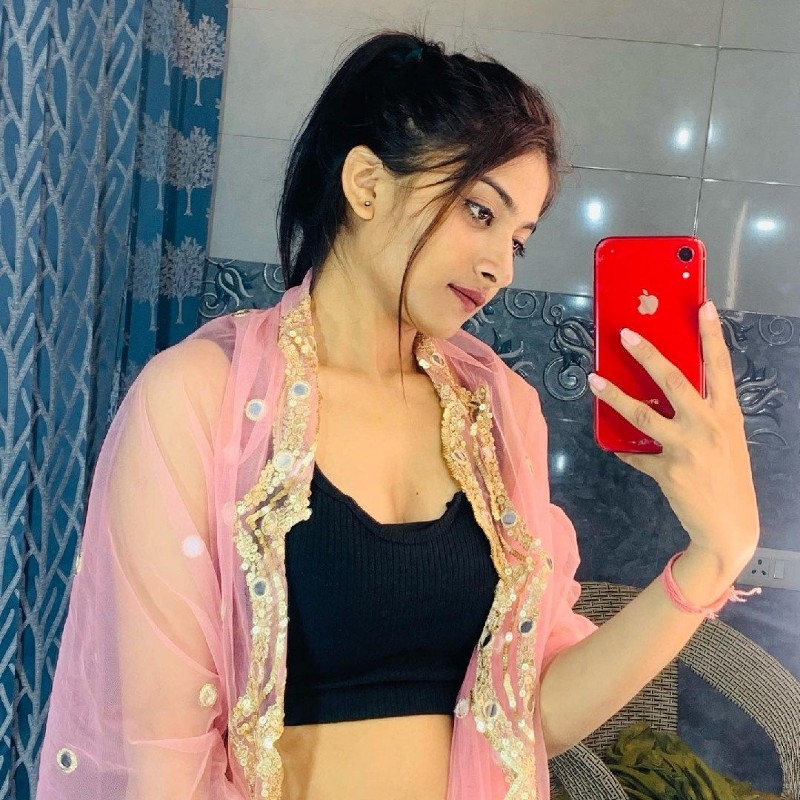 Kanika Kapur (@kanikakapur123) | Snapchat Stories, Spotlight & Lenses