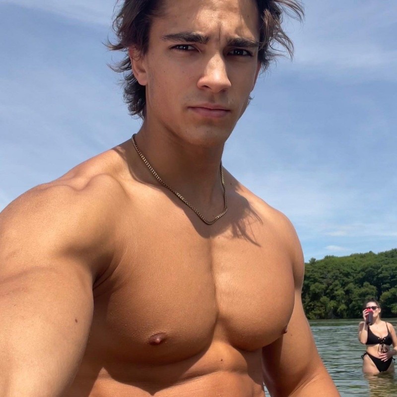 Kyle (@kylekuznikk) | Snapchat Stories, Spotlight & Lenses