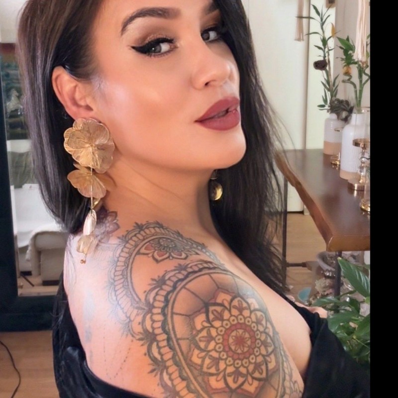 Lyrah Maxton (@lady-lyrah) | Snapchat Stories, Spotlight & Lenses