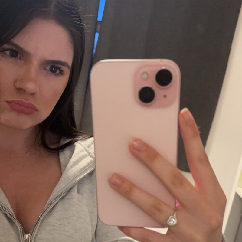 lara burgon (@lara_77z) | Snapchat Stories, Spotlight & Lenses