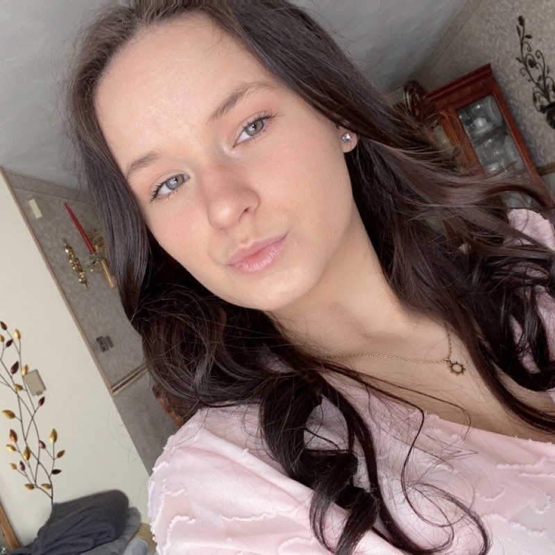 laura (@laura_bednar) | Snapchat Stories, Spotlight & Lenses