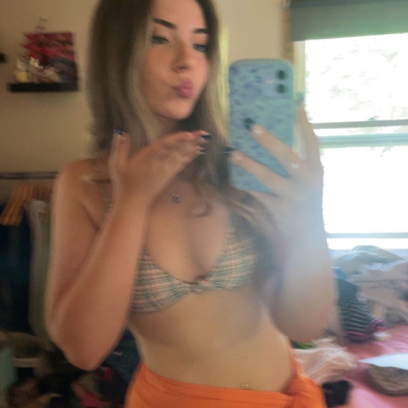 Libby🏂 (@libbygburns) | Snapchat Stories, Spotlight & Lenses