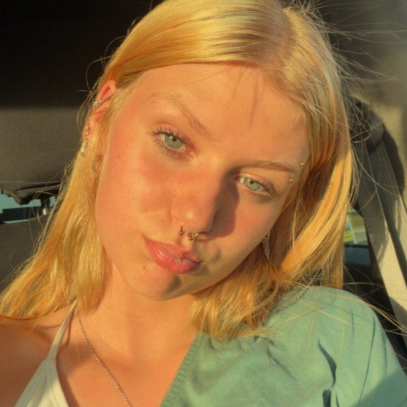 Chloe (@lishellison) | Snapchat Stories, Spotlight & Lenses