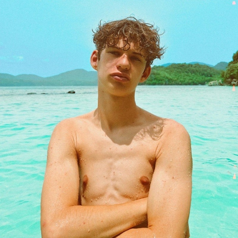 Lowiek (@lowiekdesmet) | Snapchat Stories, Spotlight & Lenses