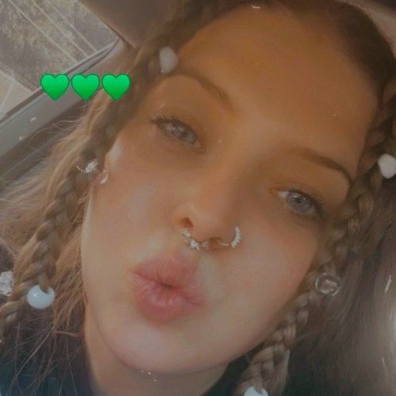 Mallory Wight (@malloryxo28) | Snapchat Stories, Spotlight & Lenses