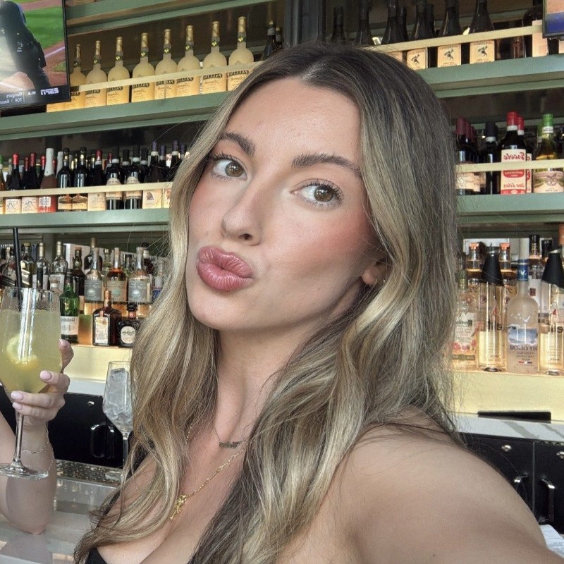 Mallory (@malpal) | Snapchat Stories, Spotlight & Lenses