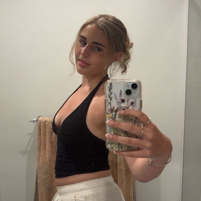 mia rayner (@mialouise6406) | Snapchat Stories, Spotlight & Lenses