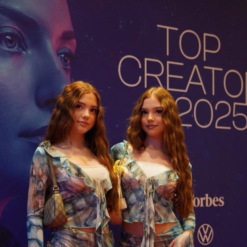 Emilia Letizia Twins On Ice (@mirrortwins) | Snapchat Stories ...