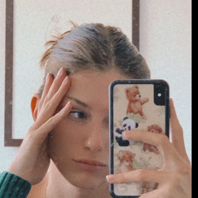 Olivia (@oliviarouyre) | Snapchat Stories, Spotlight & Lenses