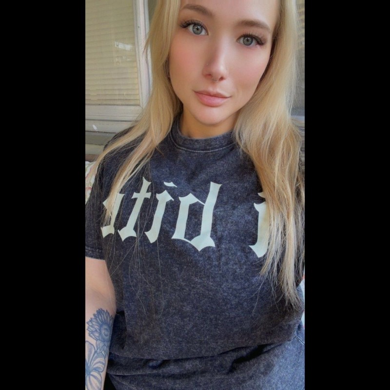 Megan (@post.meglone) | Snapchat Stories, Spotlight & Lenses