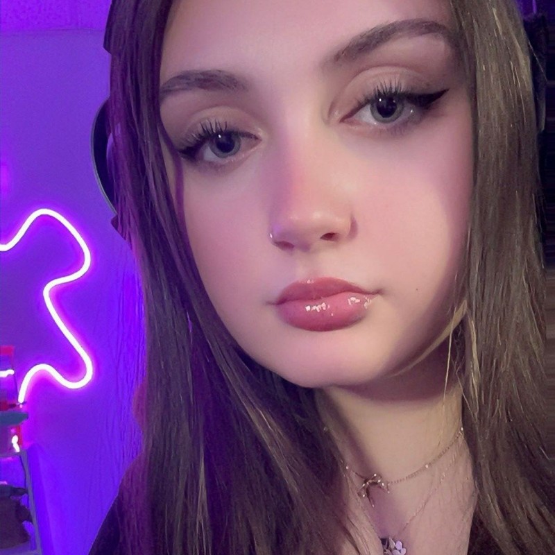 Reb (@queenrebb.ttv) | Snapchat Stories, Spotlight & Lenses