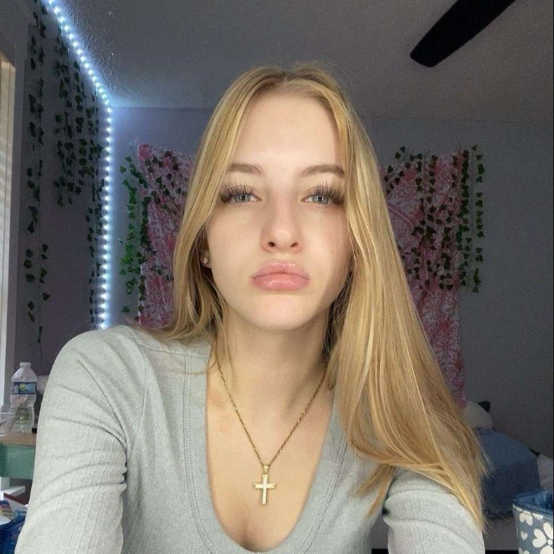 Rebecca (@rebeccaalyn1233) | Snapchat Stories, Spotlight & Lenses
