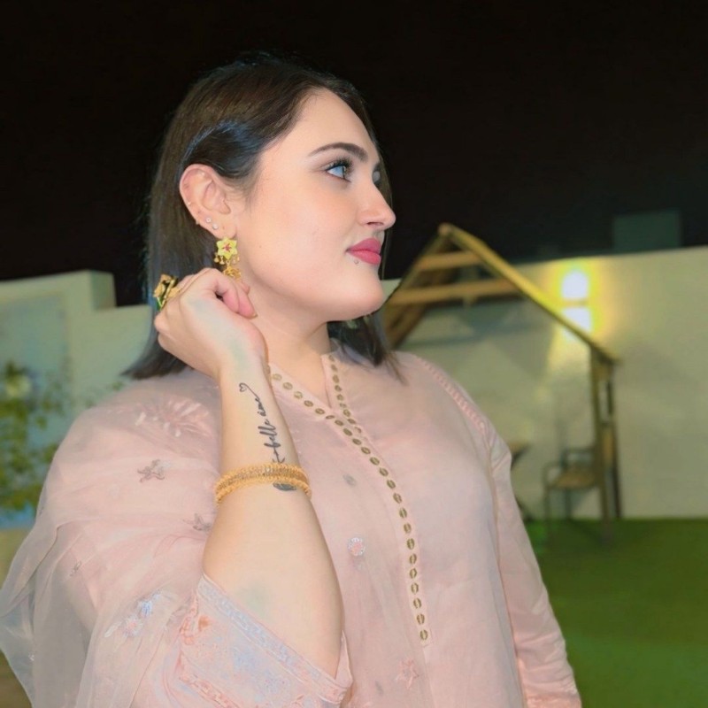 Sania Ashfaq (@saniaa_abbasi) | Snapchat Verhalen, Spotlight en Lenzen