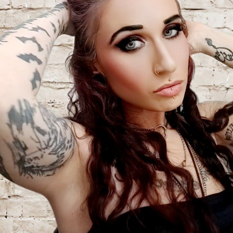 Crystal Larson(@shattereddoa) | เรื่องราว Snapchat ตลอดจน Spotlight และเลนส์