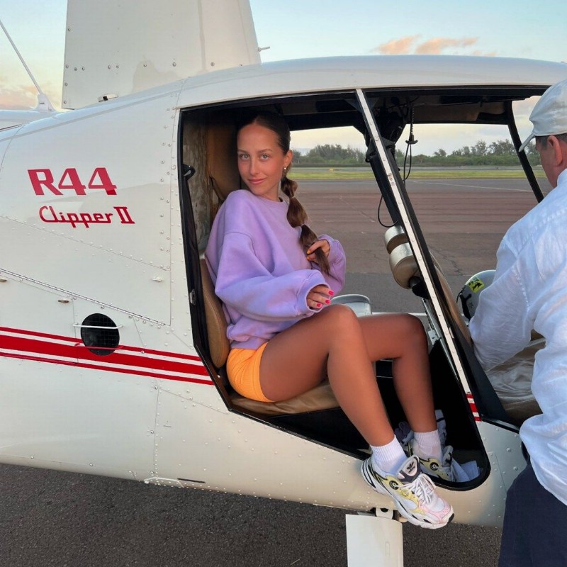 Georgia Costello (@strawberrymob) | Snapchat Stories, Spotlight & Lenses