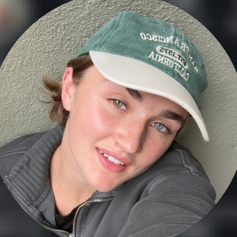 Whitney Hanson (@whitneypoetry) | Snapchat Stories, Spotlight & Lenses